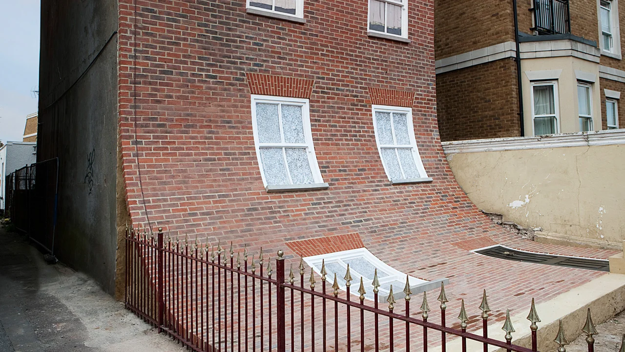 Floppy House: Abandoned Building Reinvented With A Slouchy Facade ...