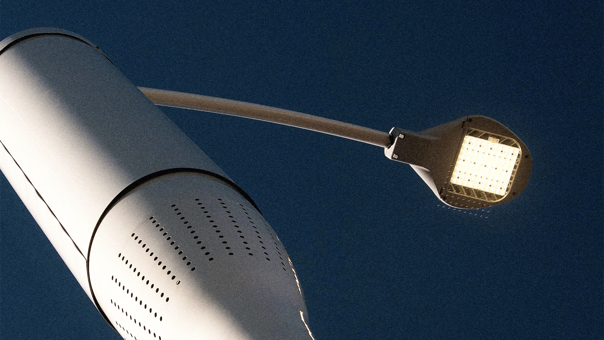 Los Angeles Deploys A Fleet Of Smart Street Lights - Fast Company