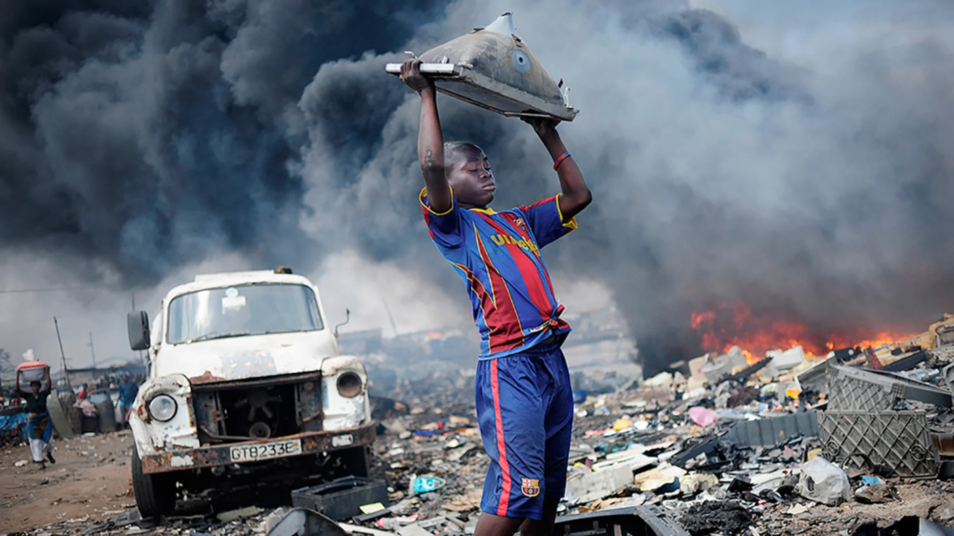 See Inside The Hellish E-Waste Dumps Where Old Electronics Go To Die ...