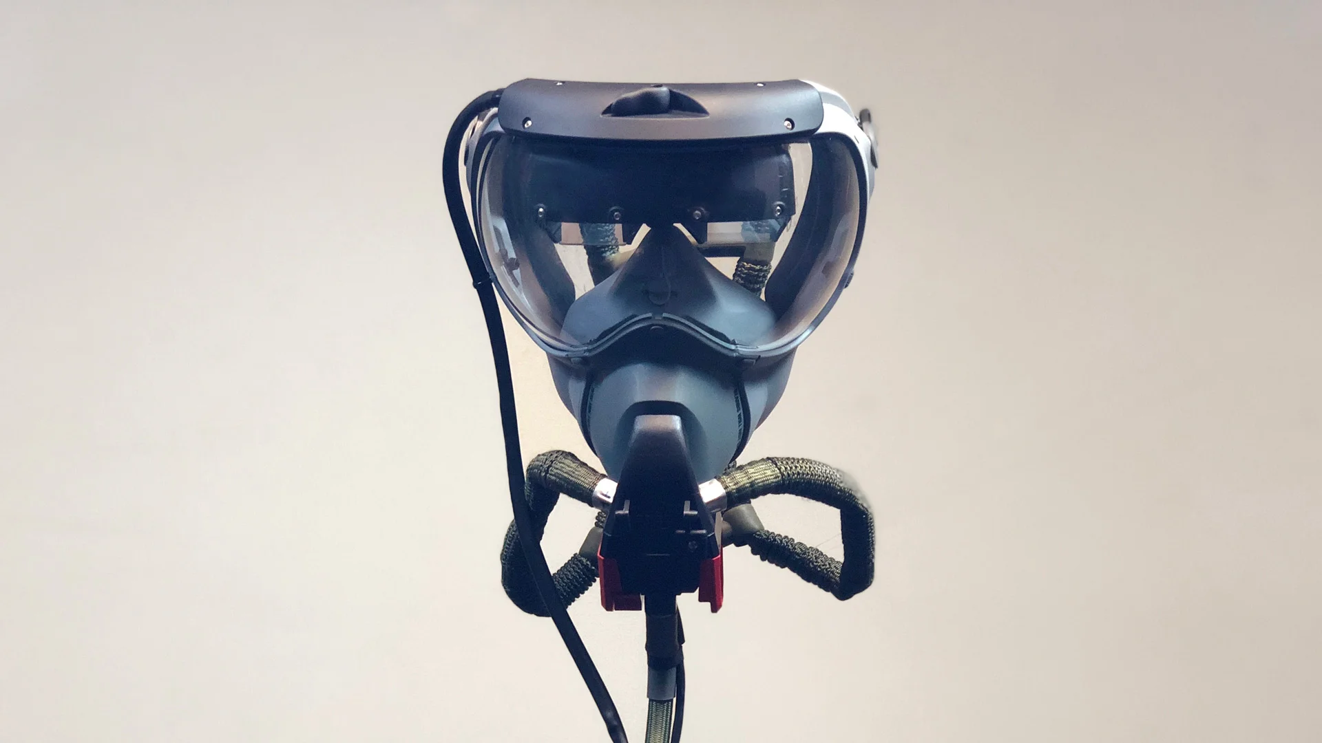 These smart glasses could help pilots land during extreme emergencies ...