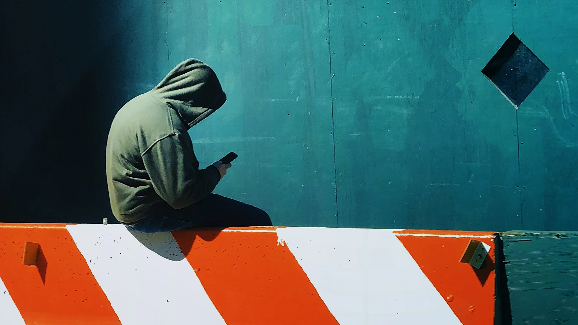 Why no one at GM is allowed to walk around on their smartphones - Fast ...