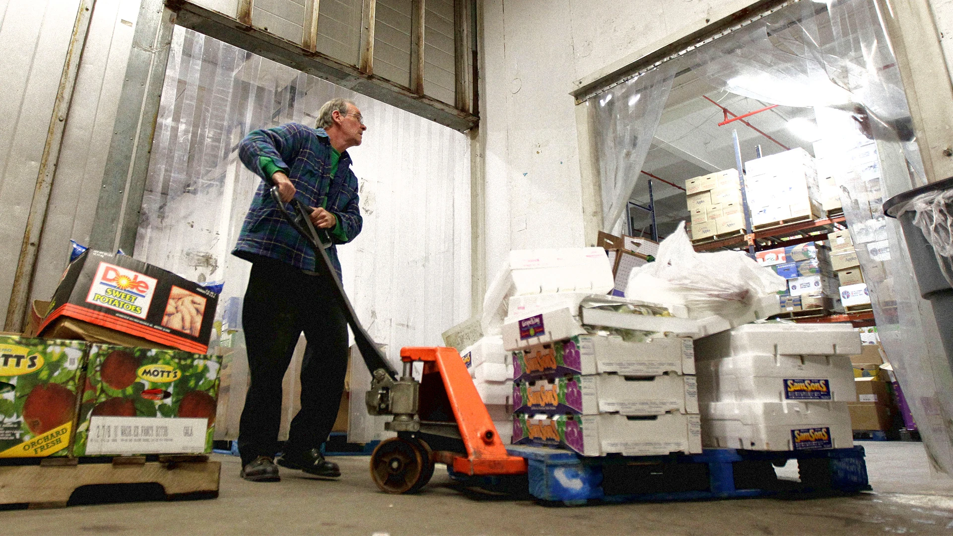 How food banks are taking on the growing world hunger problem - Fast ...
