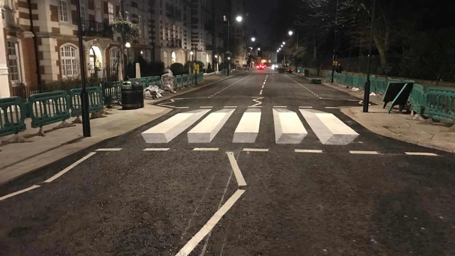 This optical illusion crosswalk in London tricks drivers into slowing ...
