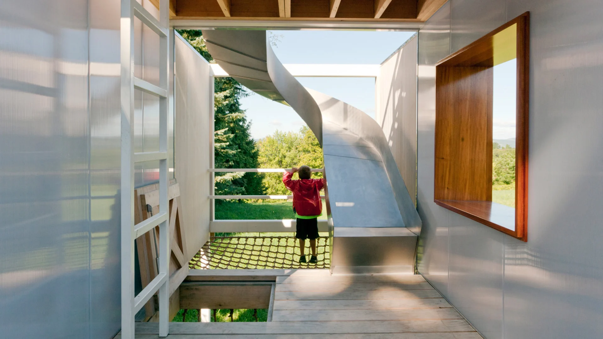 This ultra-minimalist treehouse has its own rooftop workspace - Fast ...
