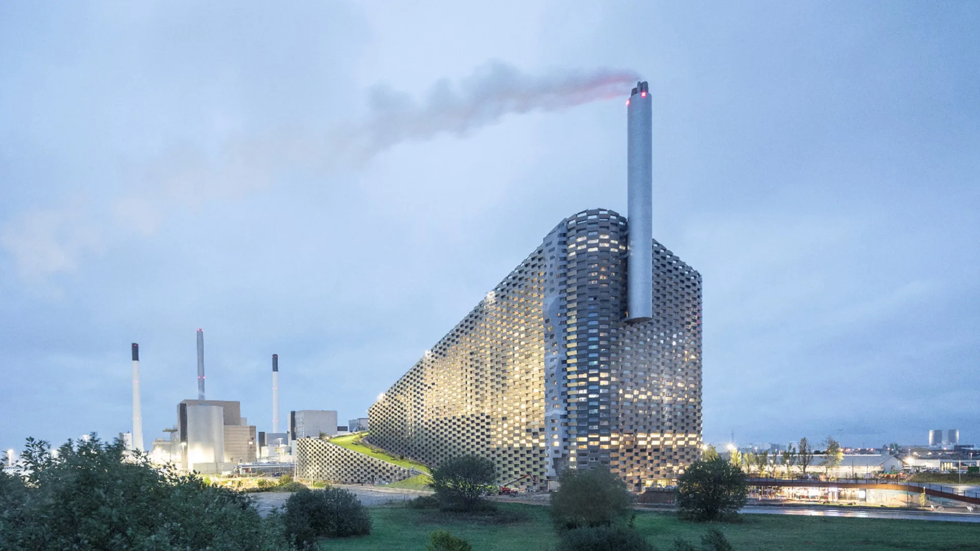 The world's first combination ski slope-power plant is finally open ...