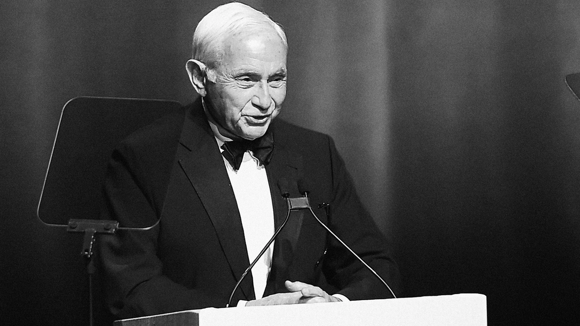 Les Wexner gives up control of Victoria's Secret, the brand he built ...