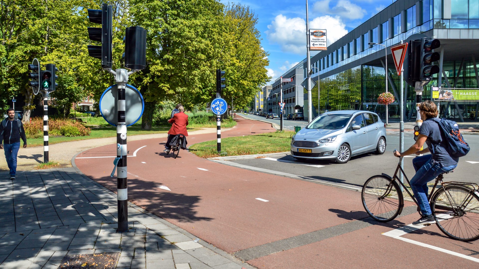 At this intersection, drivers have to ask the bikes to stop - Fast Company