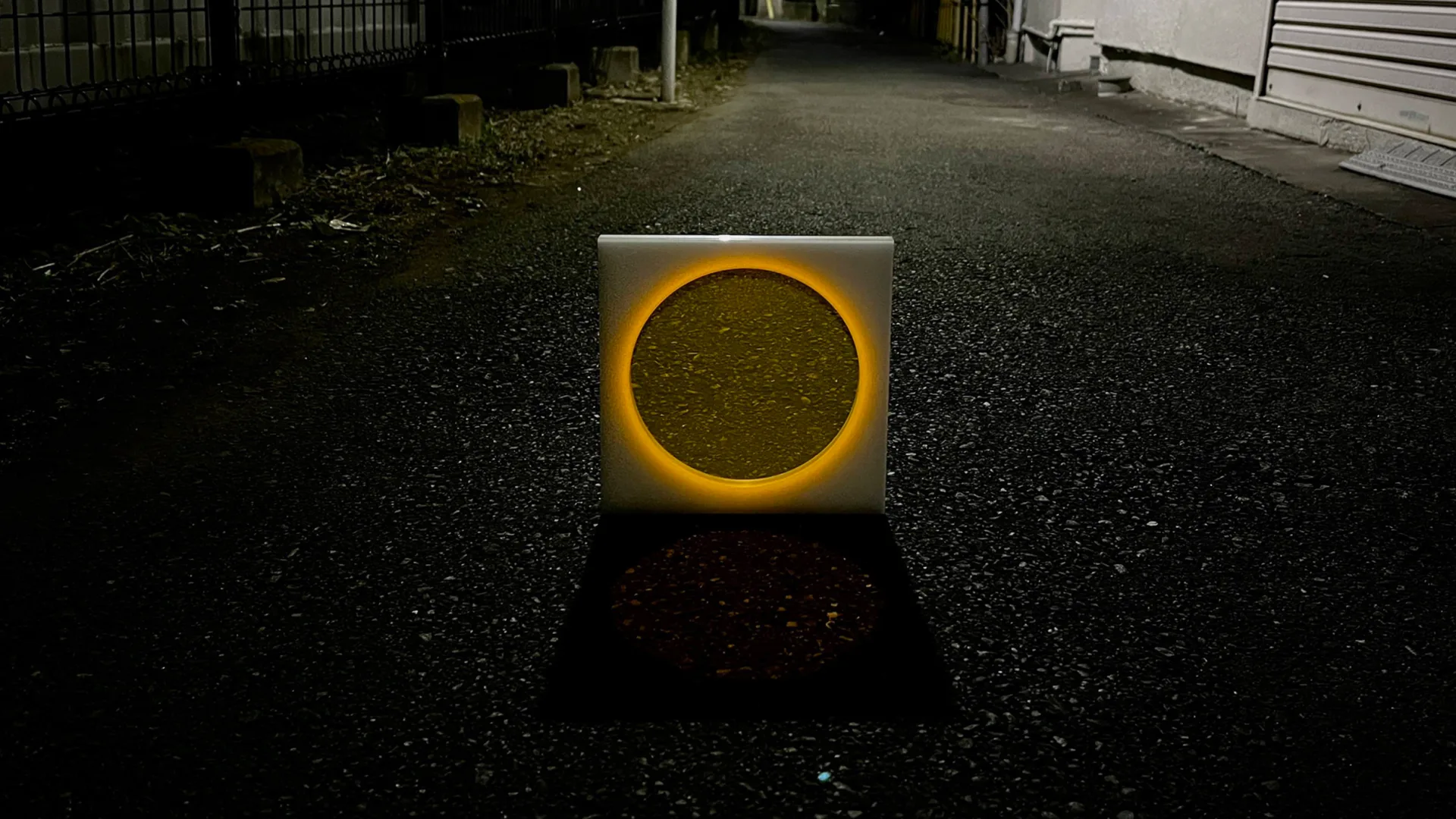 This table lamp glows like a solar eclipse
