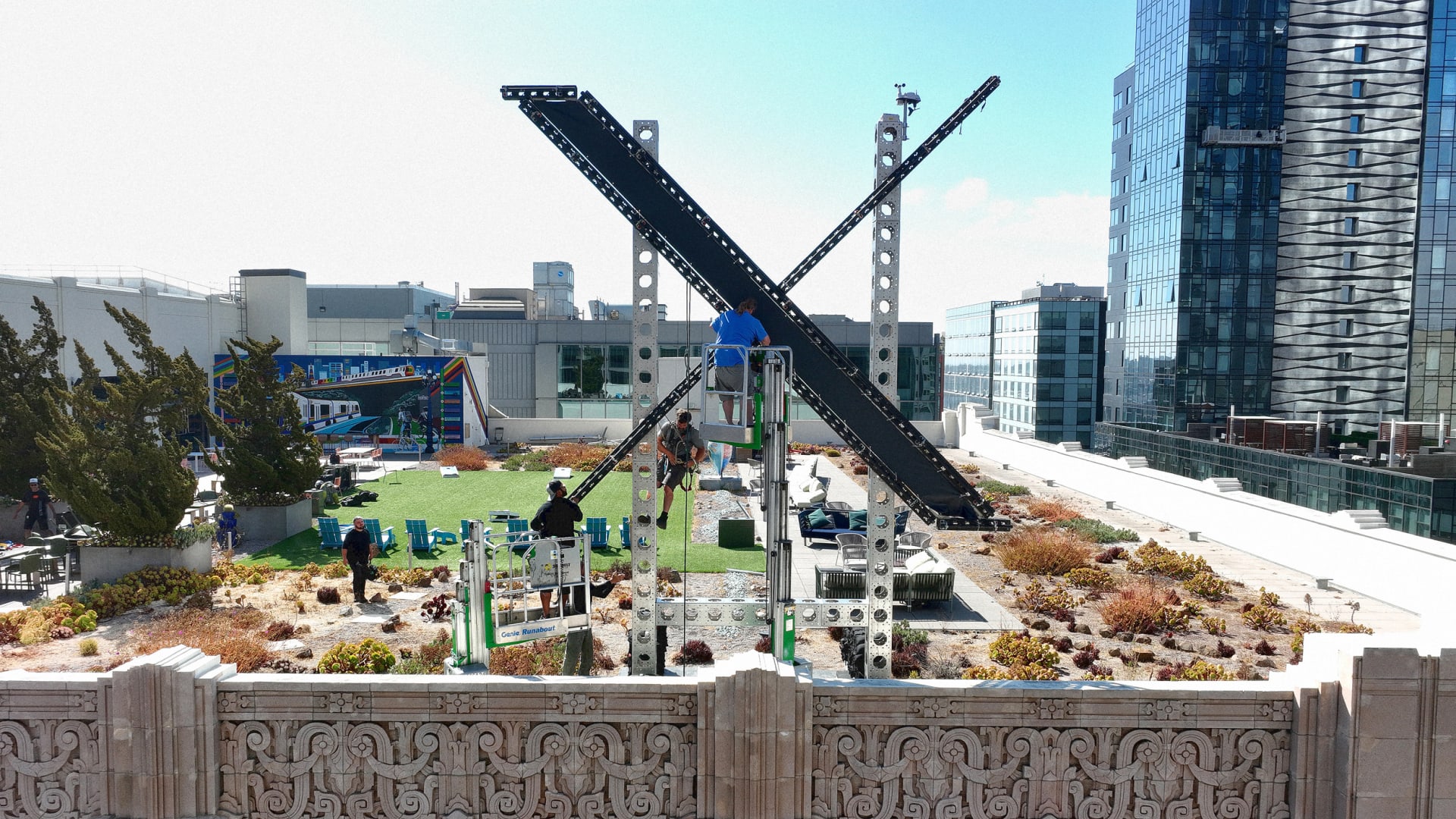 Elon Musk installed an X sign on the old Twitter headquarters, but only ...