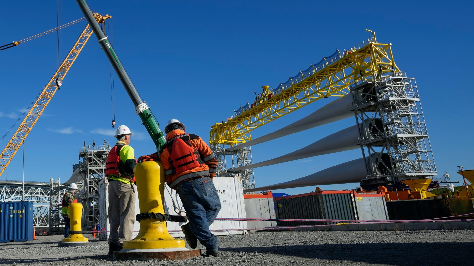 U.S. economy proves resilient, with GDP growing at a 3.3% pace in Q4