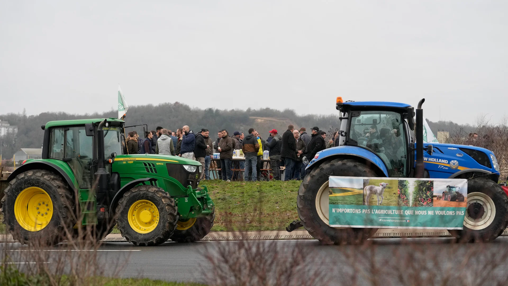 Protesting French farmers close in on Paris