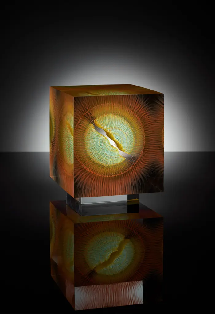 These Alien Glass Paintings Hide An Awesome Optical Illusion Inside ...