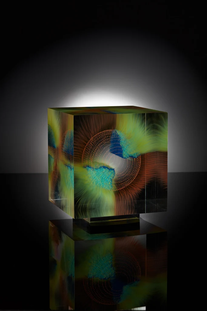 These Alien Glass Paintings Hide An Awesome Optical Illusion Inside ...