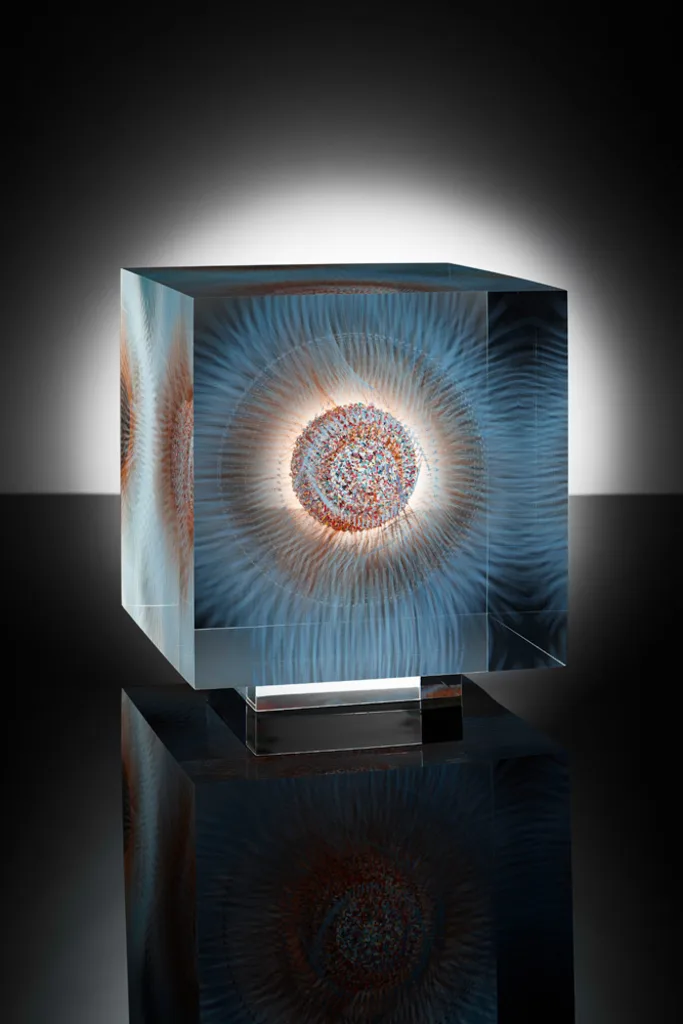 These Alien Glass Paintings Hide An Awesome Optical Illusion Inside ...