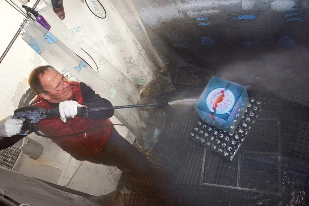 These Alien Glass Paintings Hide An Awesome Optical Illusion Inside ...