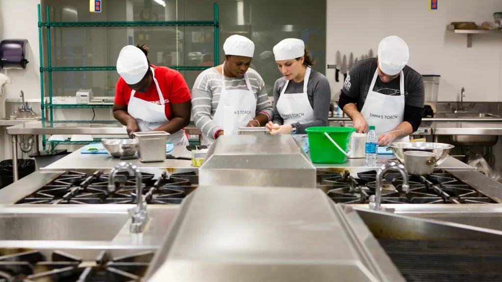 This Pop-Up Restaurant Trains Refugee Chefs While It Serves Their ...