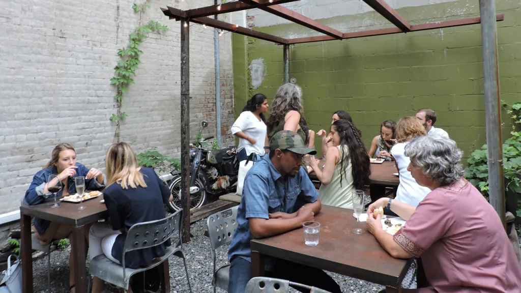 This Pop-Up Restaurant Trains Refugee Chefs While It Serves Their ...