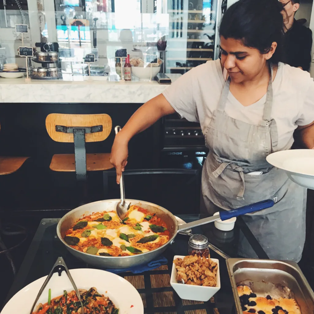 This Pop-Up Restaurant Trains Refugee Chefs While It Serves Their ...