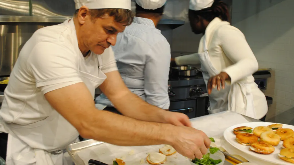 This Pop-Up Restaurant Trains Refugee Chefs While It Serves Their ...