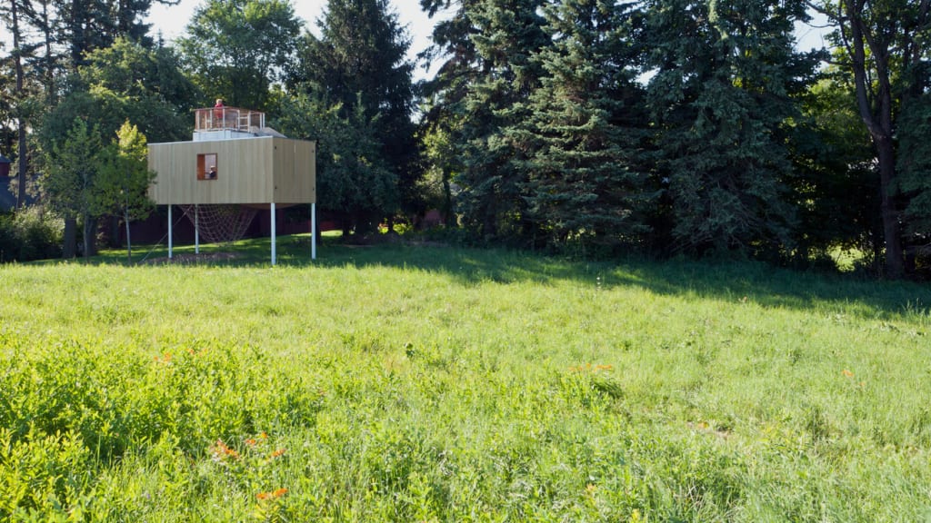 This ultra-minimalist treehouse has its own rooftop workspace - Fast ...