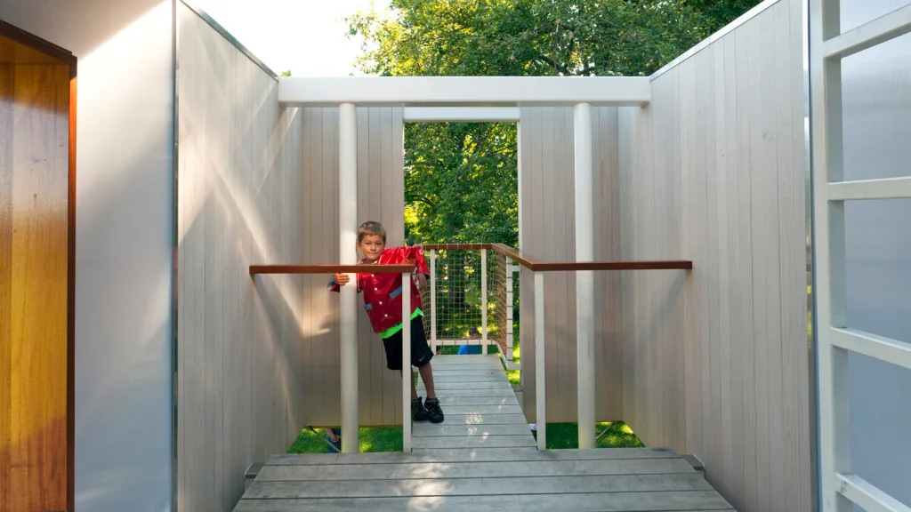 This ultra-minimalist treehouse has its own rooftop workspace - Fast ...