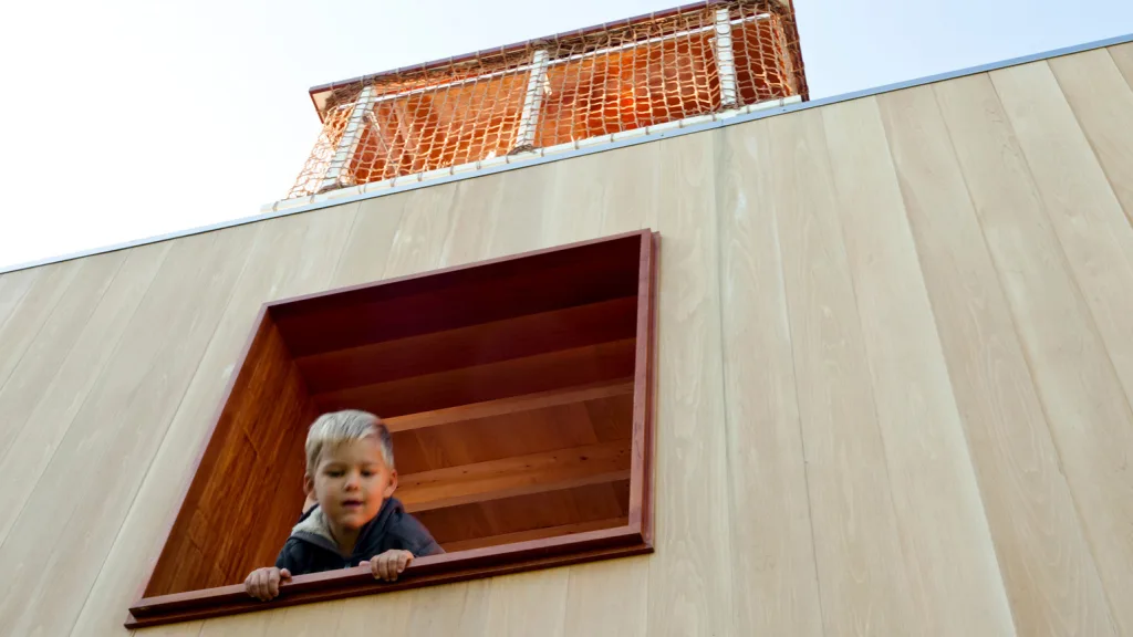 This ultra-minimalist treehouse has its own rooftop workspace - Fast ...