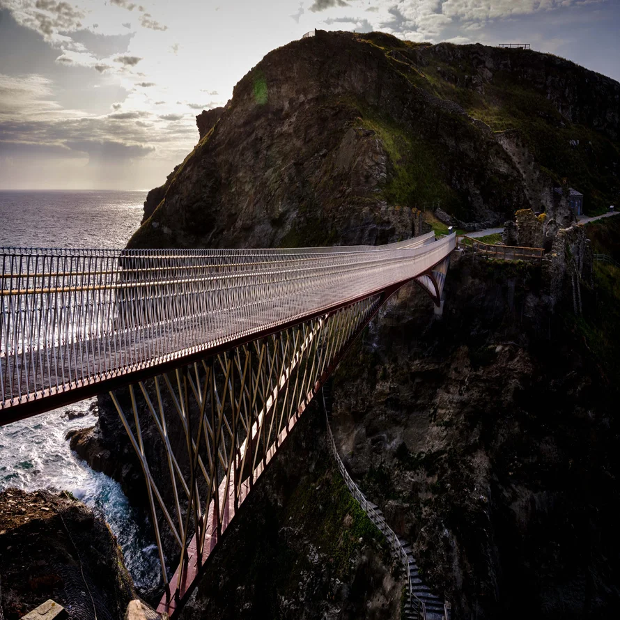 This beautiful but terrifying new footbridge has a gap in the middle ...