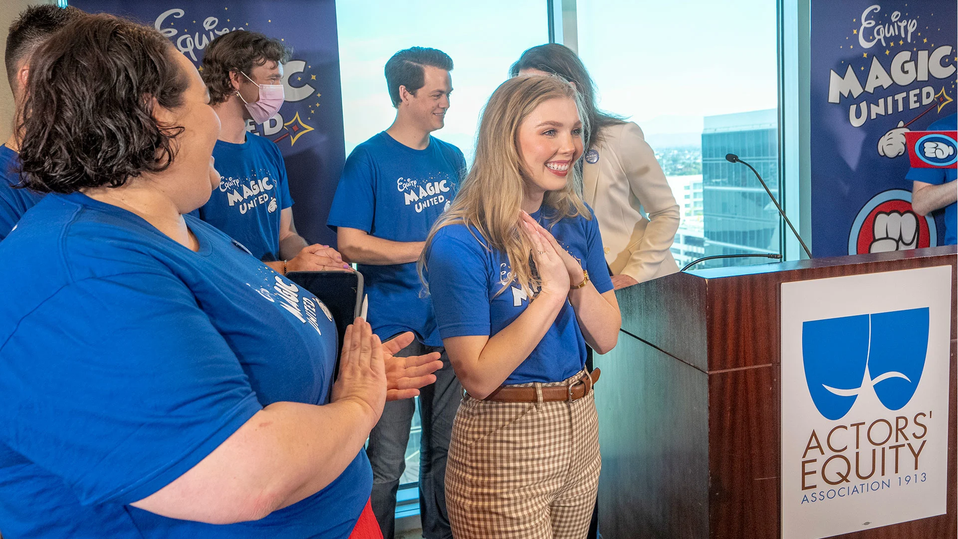 Disneyland's parade performers and character actors seek to unionize