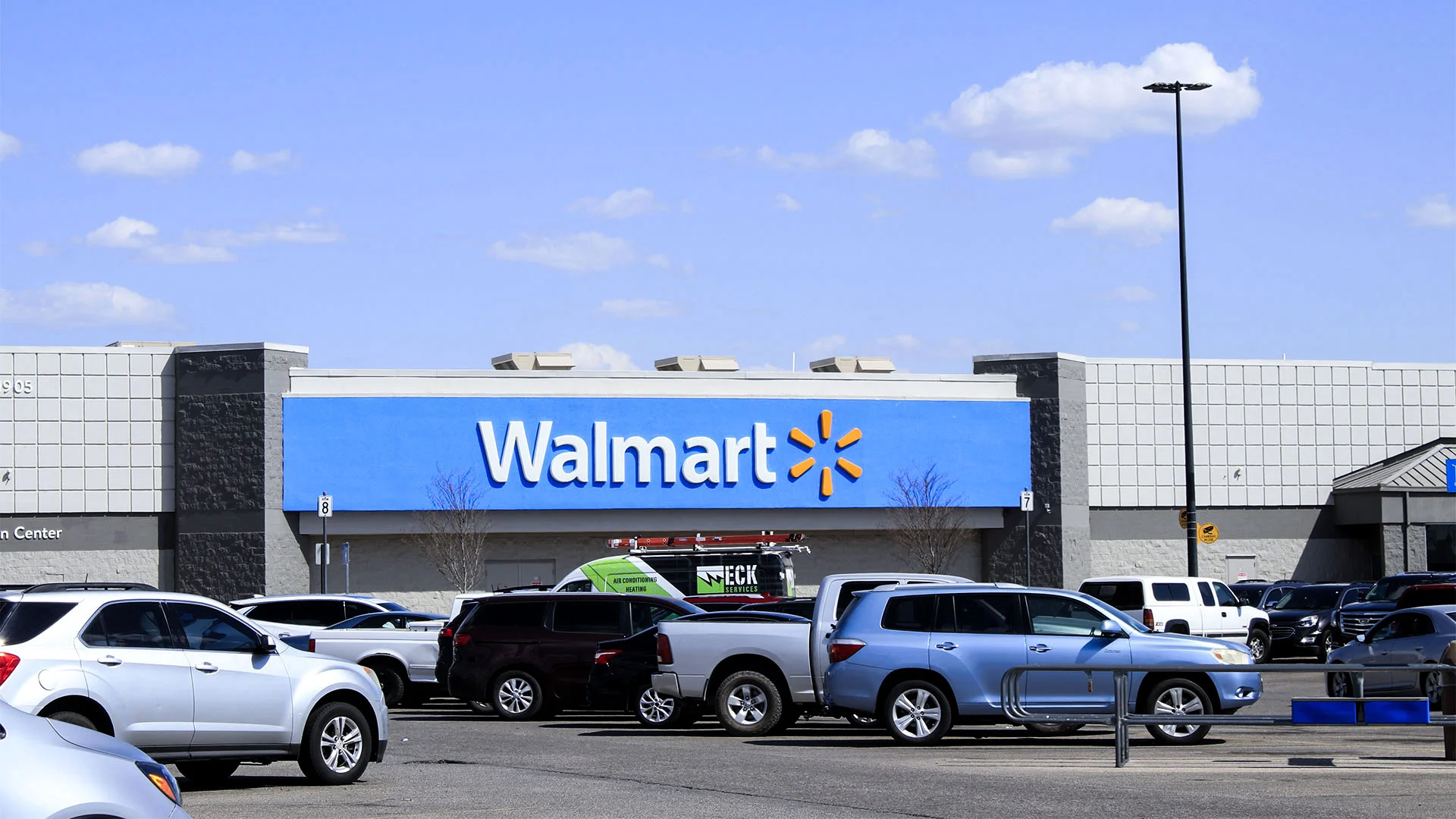 Walmart stock falls on forecast; retailer is not worried about tariffs ...