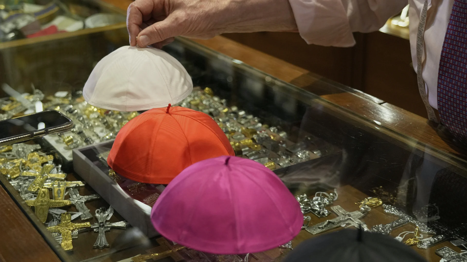 Vatican doesn’t order papal cassocks ahead of conclave—for the first ...