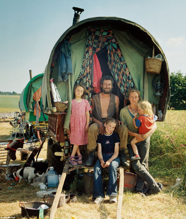 Photographer Captures The Mysterious Lives Of Modern-Day Gypsies - Fast ...