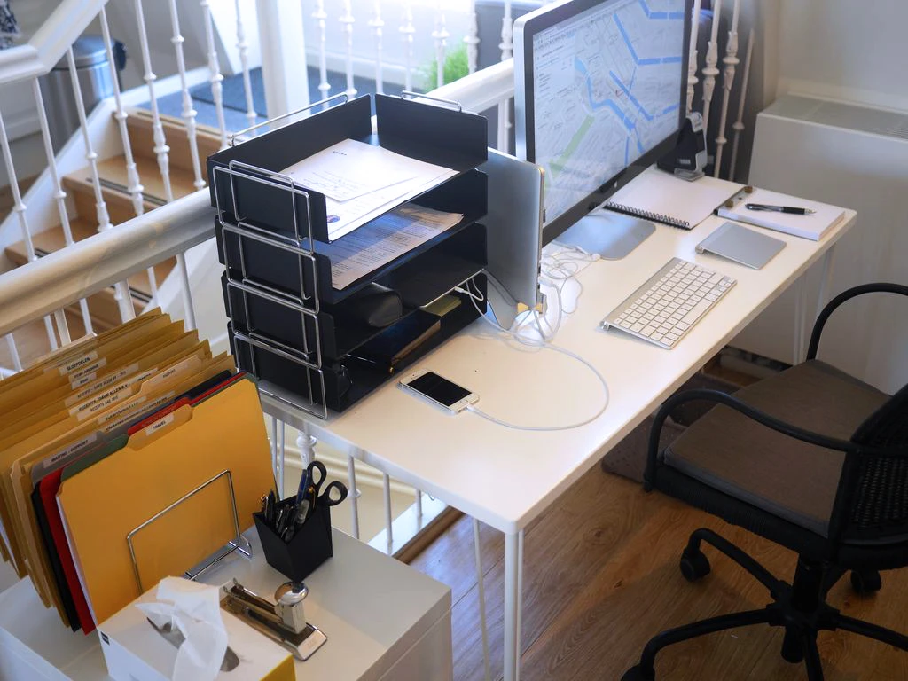 6 Productivity Experts Show Us What's On Their Desks (And What Should ...