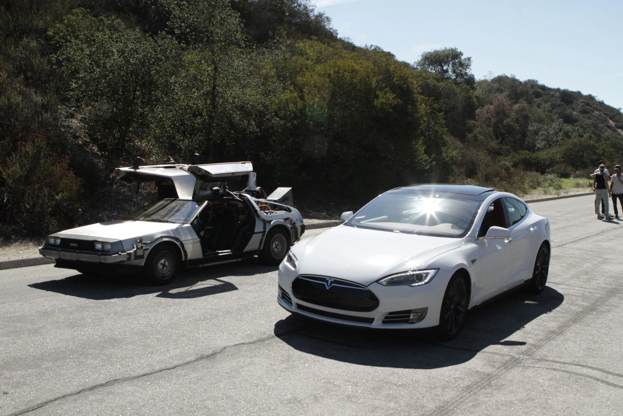 A Geek's Dream: Tesla Races DeLorean In "Back To The Future" VR ...