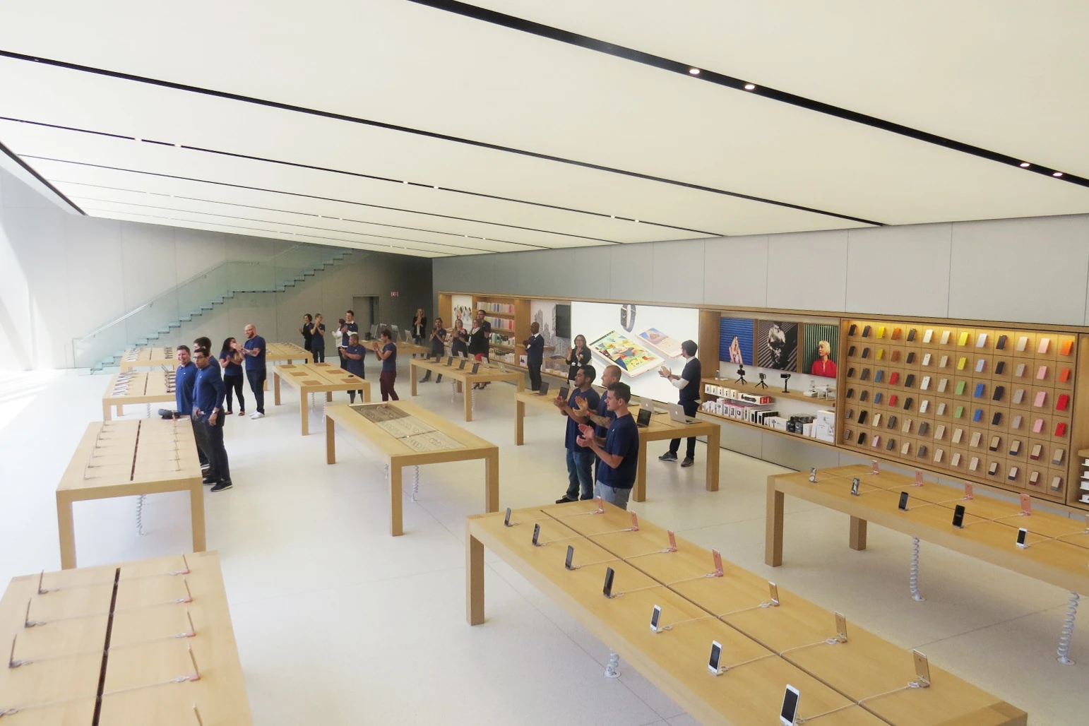 At Apple's New San Francisco Store, The Indoors Feels Like Outdoors ...