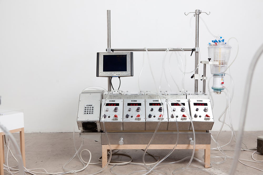 Artist Hacks 5 Life Support Machines, So They All Keep Each Other Alive ...
