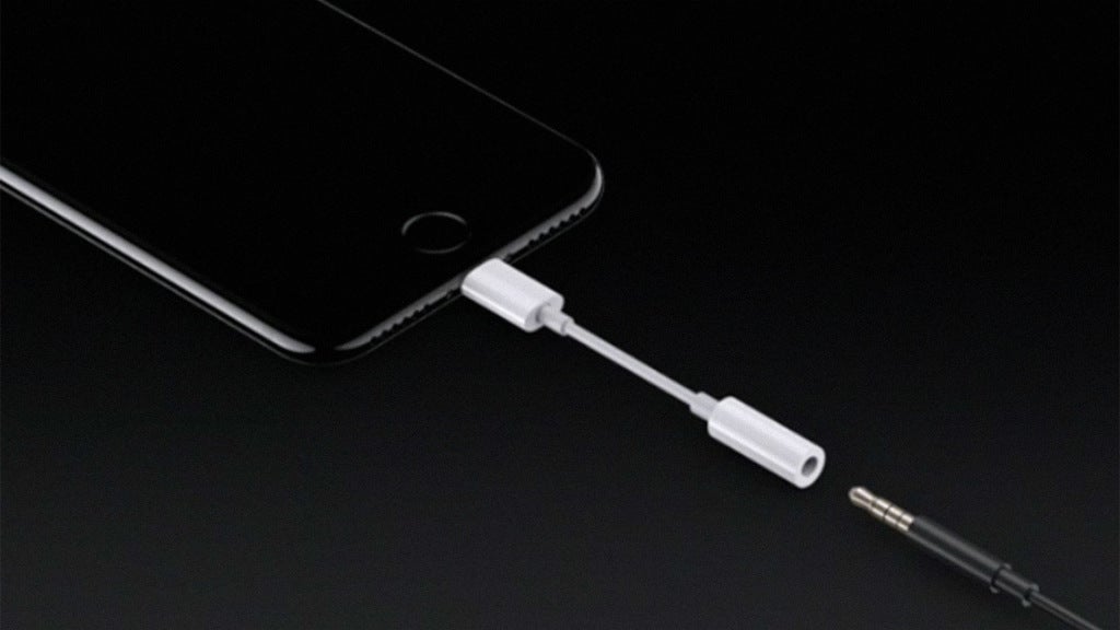 iPhone 7 kills the old headphone jack, but comes with a free adapter ...