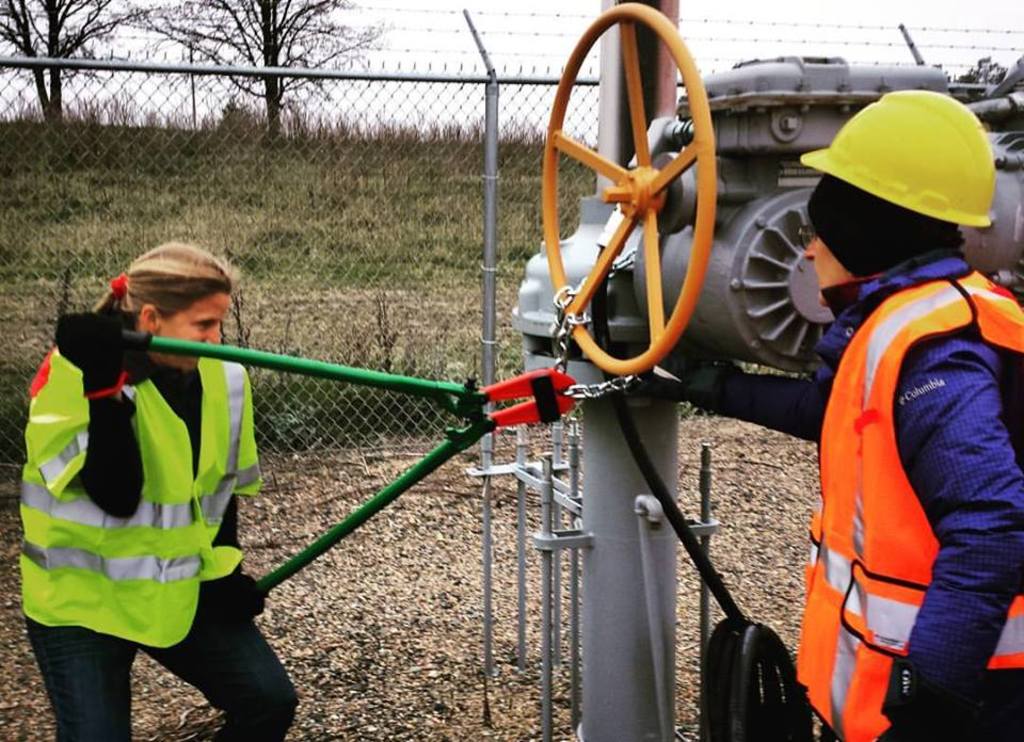 It's terrifyingly easy to sabotage our oil and gas pipeline ...