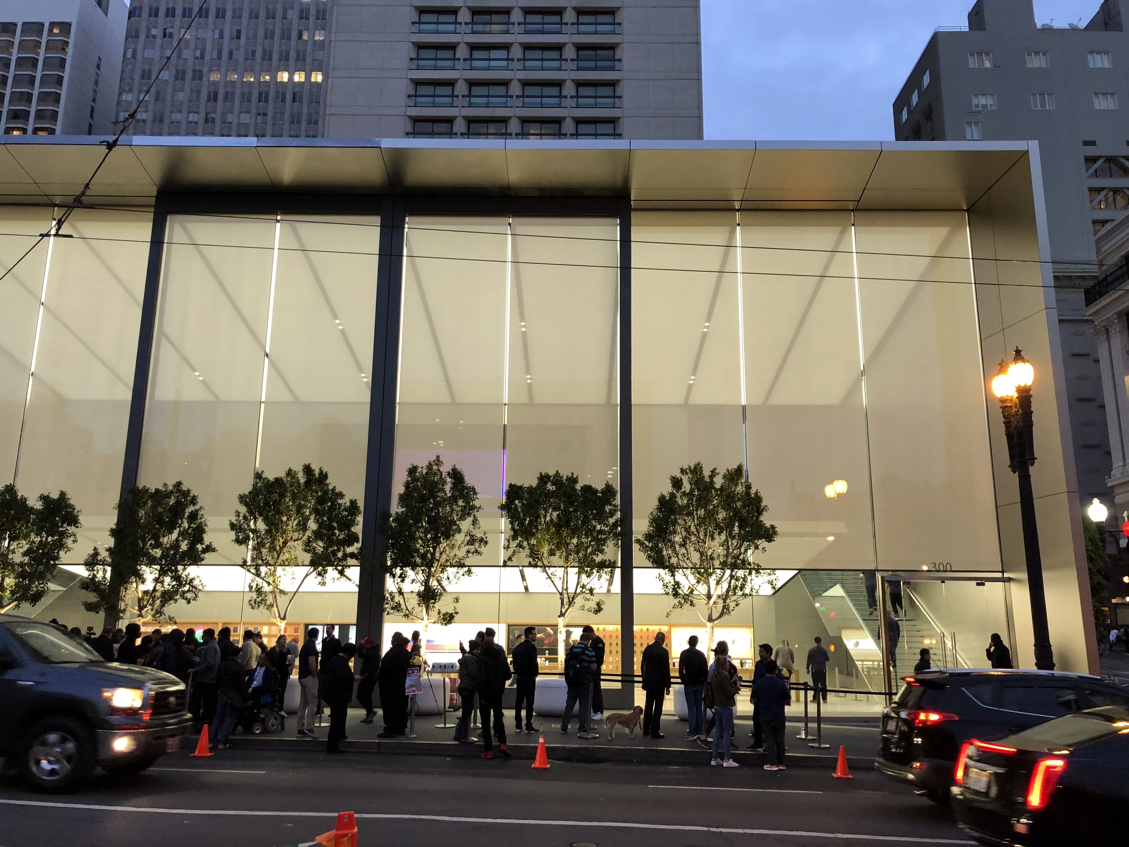 The return of iPhone launch day madness, or a semblance thereof - Fast ...