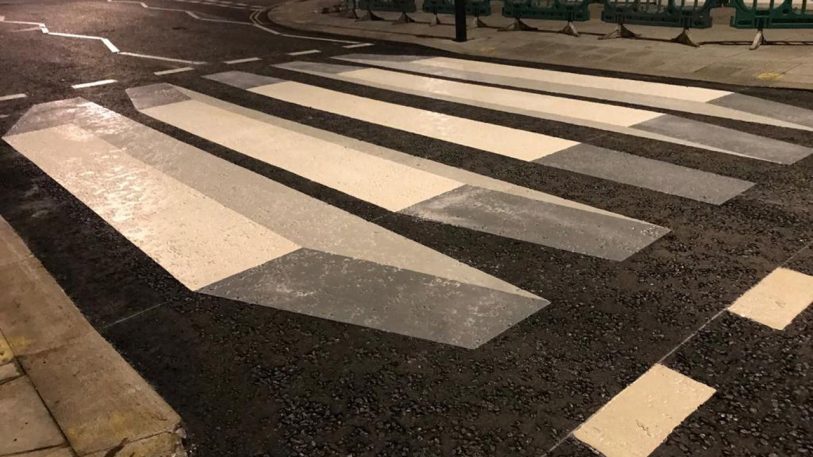This optical illusion crosswalk in London tricks drivers into slowing ...