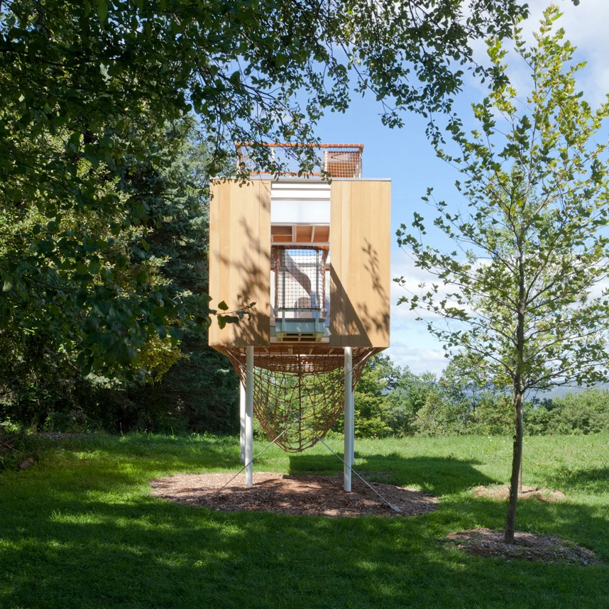 This ultra-minimalist treehouse has its own rooftop workspace - Fast ...