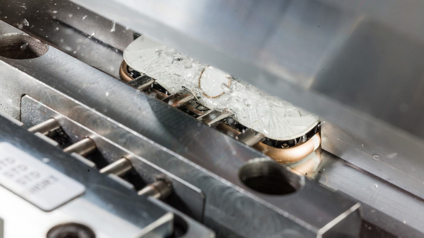 Apple's iPhone recycling robot can take apart 200 iPhones an hour—can ...