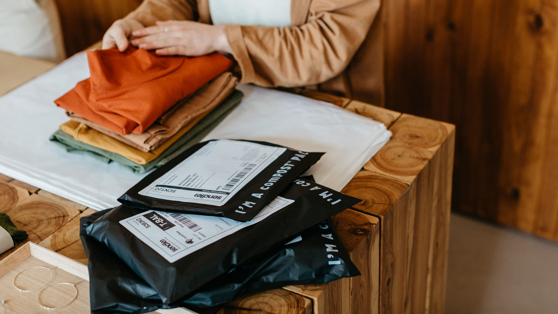 This new carbon-neutral shipper uses wasted space on other delivery ...