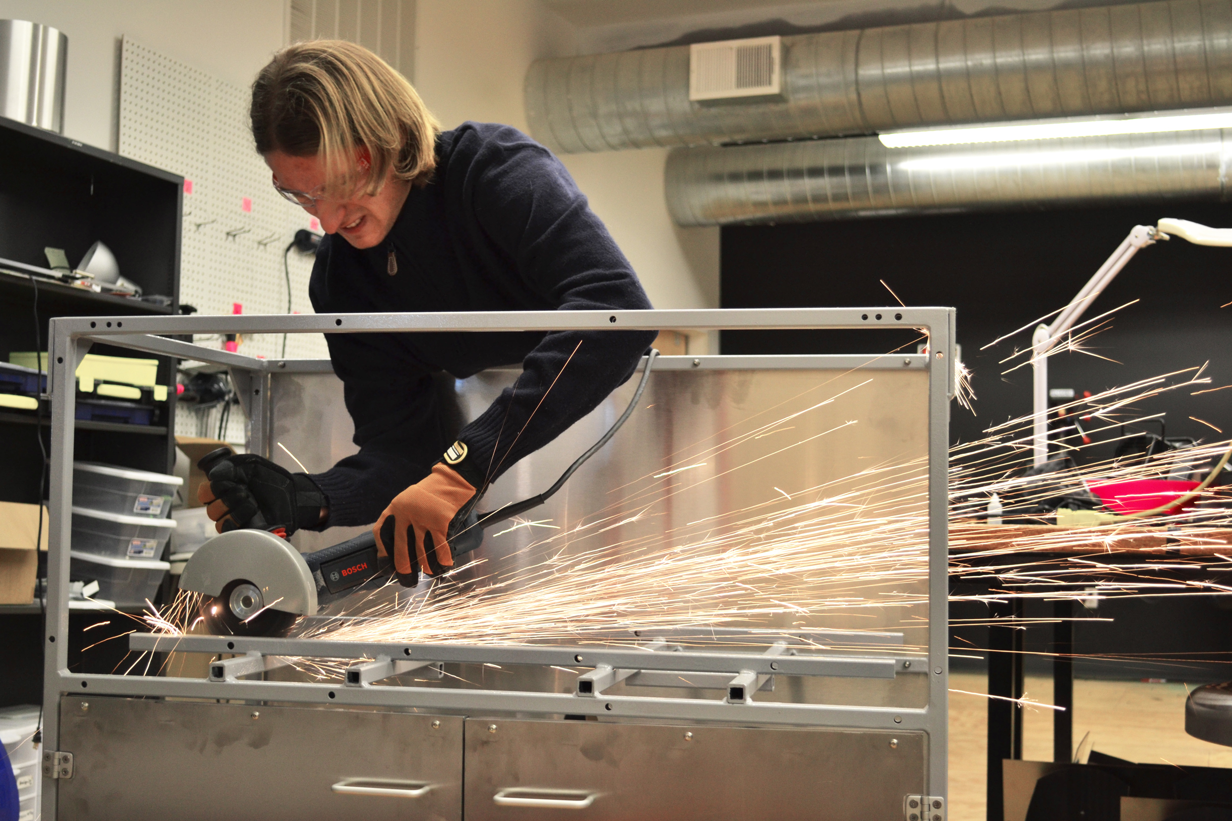 This robot trash bin automatically sorts your recyclables for you ...