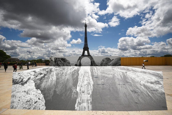 This stunning optical illusion reveals the Eiffel Tower like you've ...