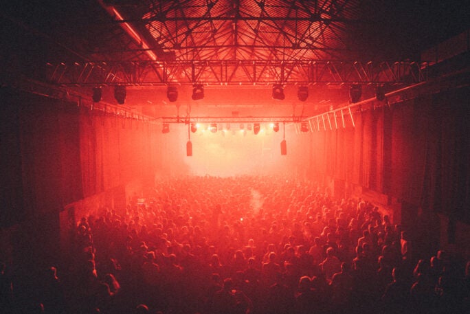 This nightclub traps dancers' body heat to warm and cool the building ...