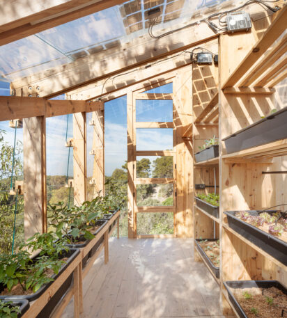 Students build a solar-powered greenhouse that produces 50% more energy ...