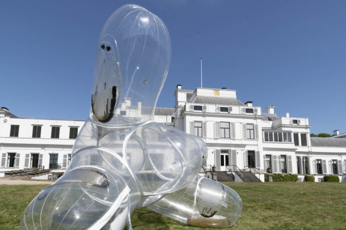 This bubble bench purifies local air with 120 liters of algae water ...