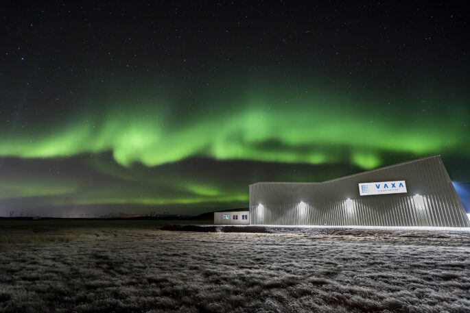 Inside this vertical farm, carbon-neutral algae grows under glowing ...