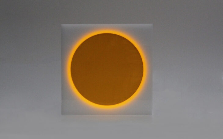 This table lamp glows like a solar eclipse