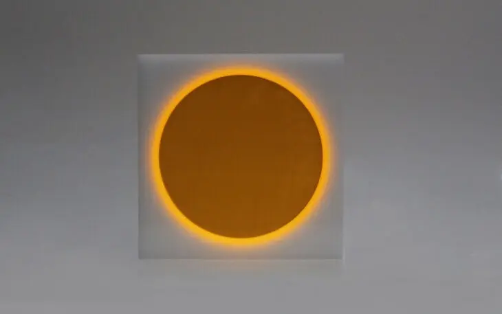 This table lamp glows like a solar eclipse